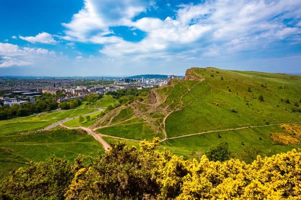 Hiking to Arthur’s Seat with kids in Holyrood Park Edinburgh