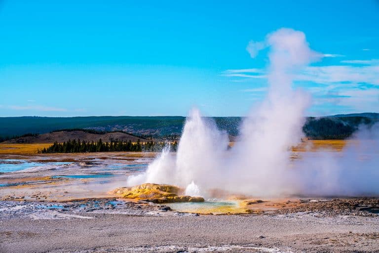 21 Must-Have Tips to Planning a Trip to Yellowstone